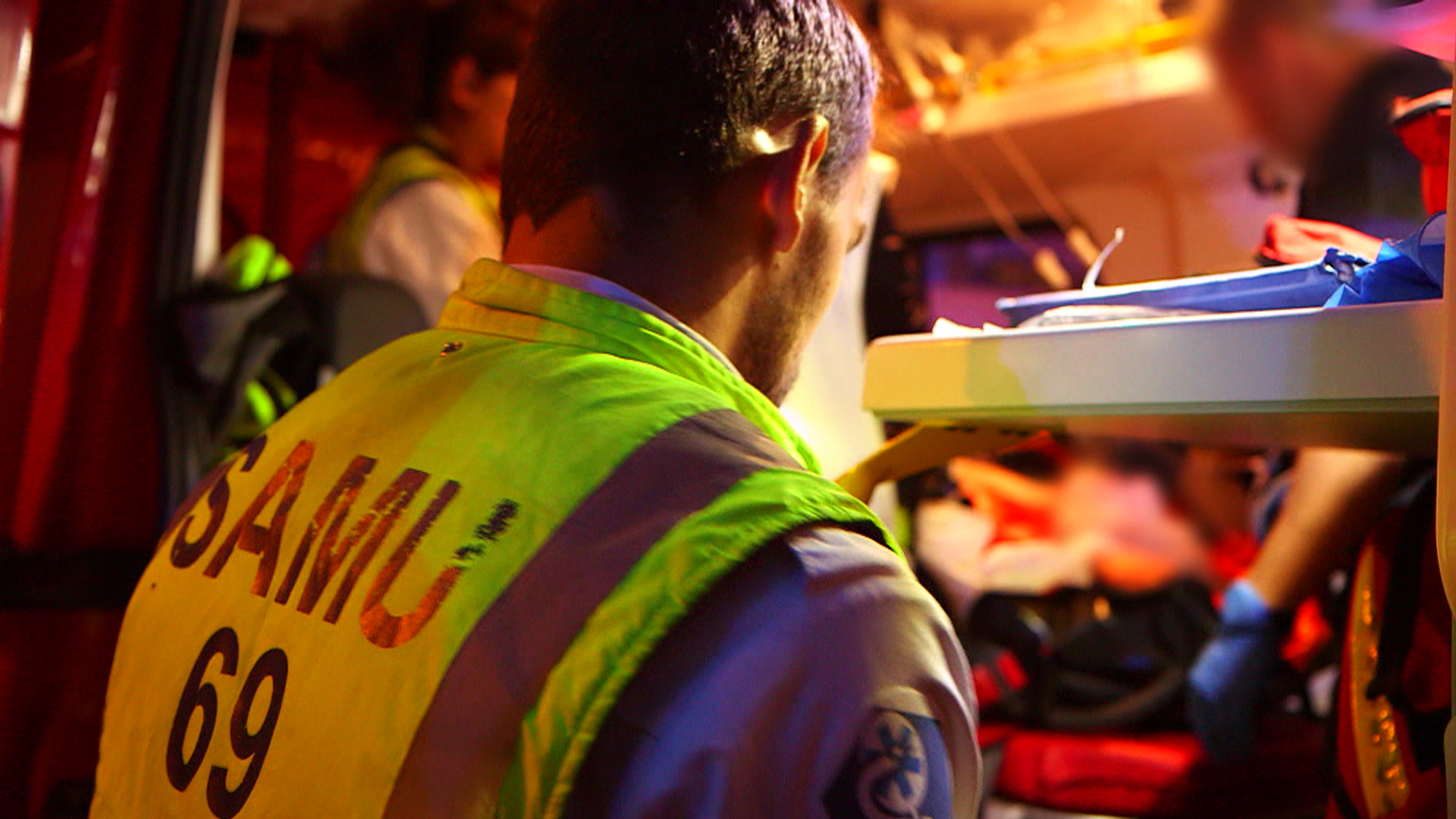 1er janv. 20 - C8 " Enquête sous Haute Tension : SAMU de Lyon : course ...