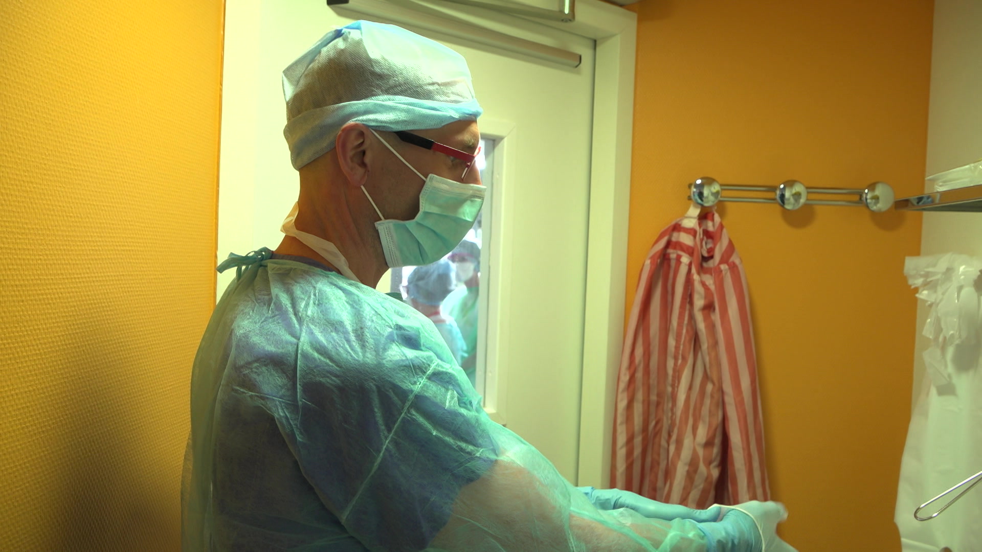 Deux mois aux urgences face à un virus mortel - Patrick Spica Productions