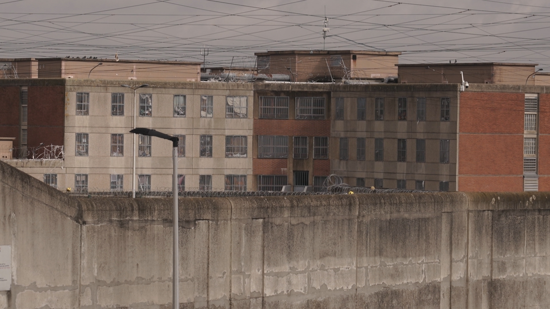 Prisons françaises : au bord de l’implosion ? - Patrick Spica Productions